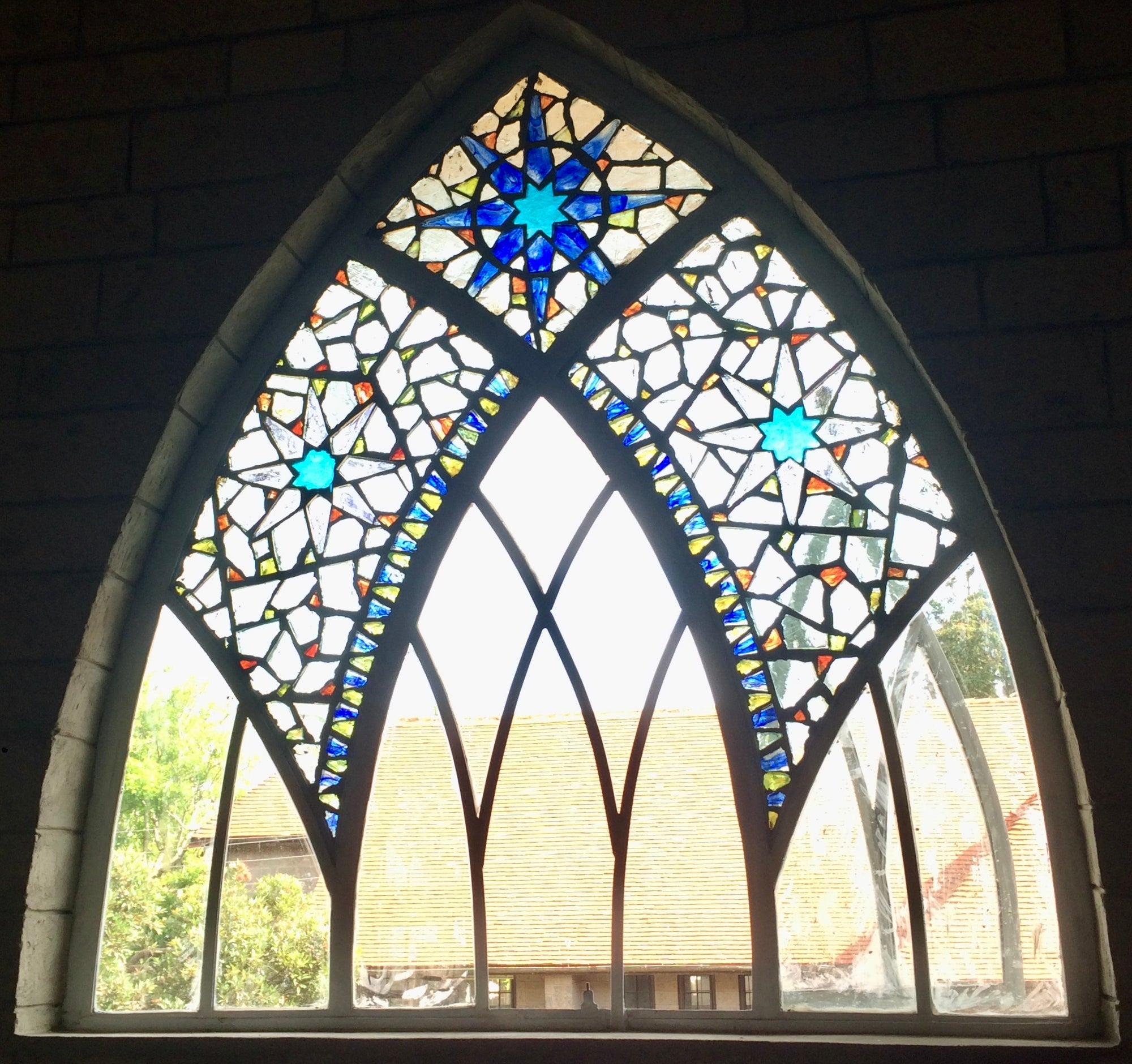 Dalle de Verre 'St. Francis Church', Karen - facade cross, window crow ...